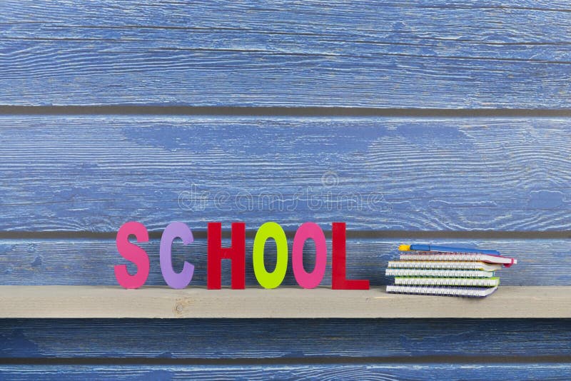 Escuela En Letras Coloridas Foto de archivo - Imagen de libros, texto ...