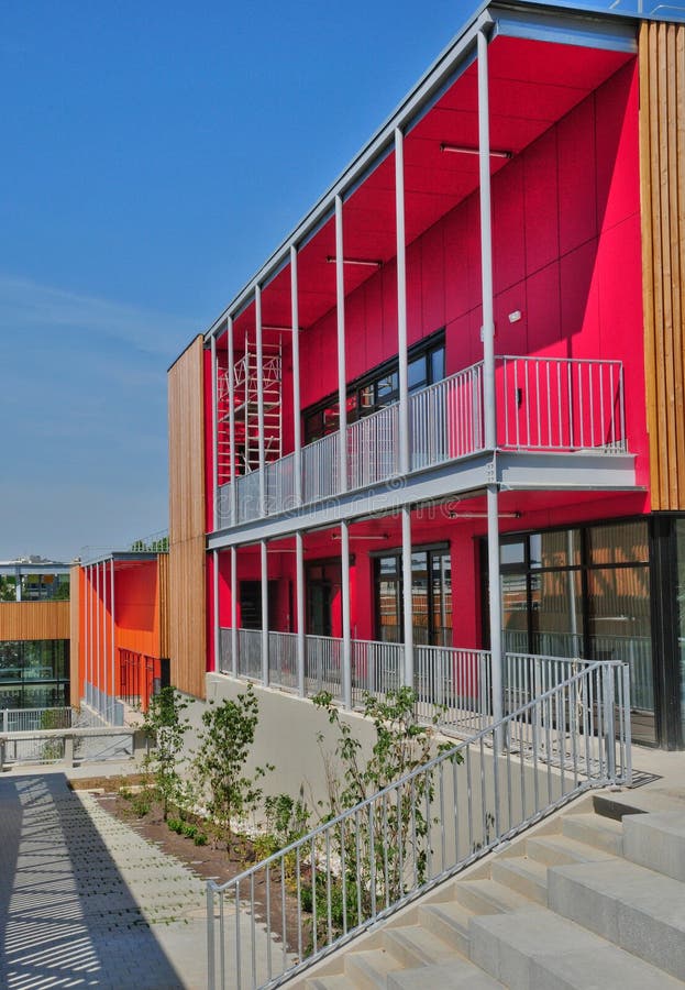Escuela Moderna En Ile De France Imagen de archivo editorial - Imagen ...
