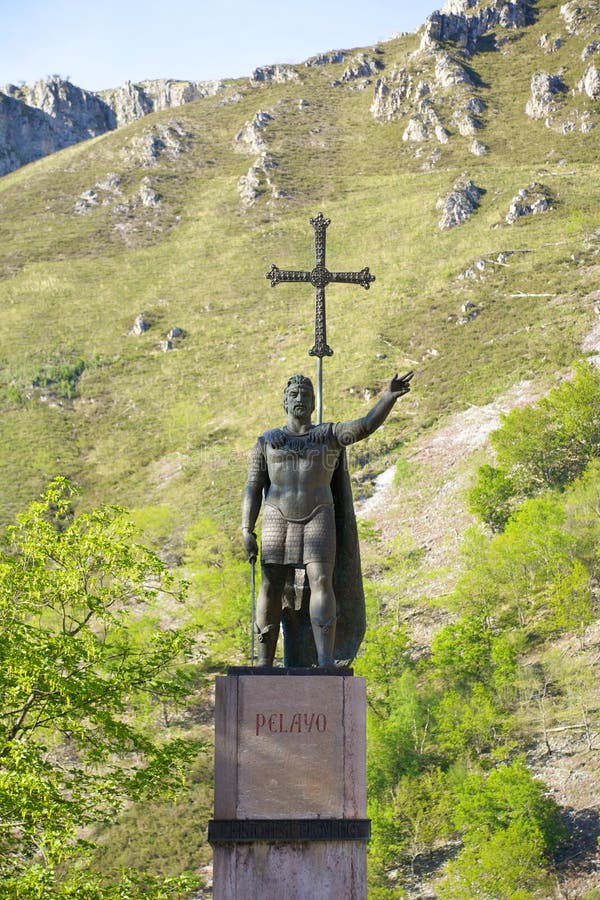 Estatua De Don Pelayo En Covadonga, Montañas De Picos De Europa Foto de ...