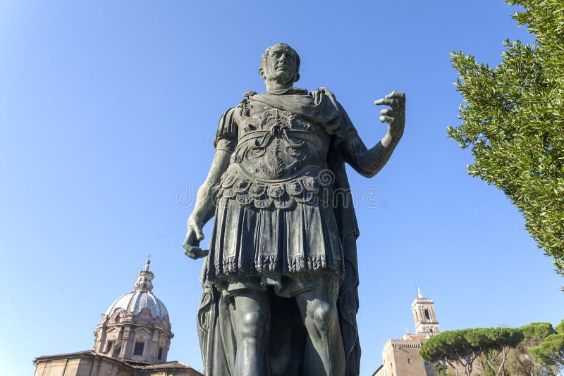 Escultura De Cesar Em Roman Forum Fotografia Editorial - Imagem de ...