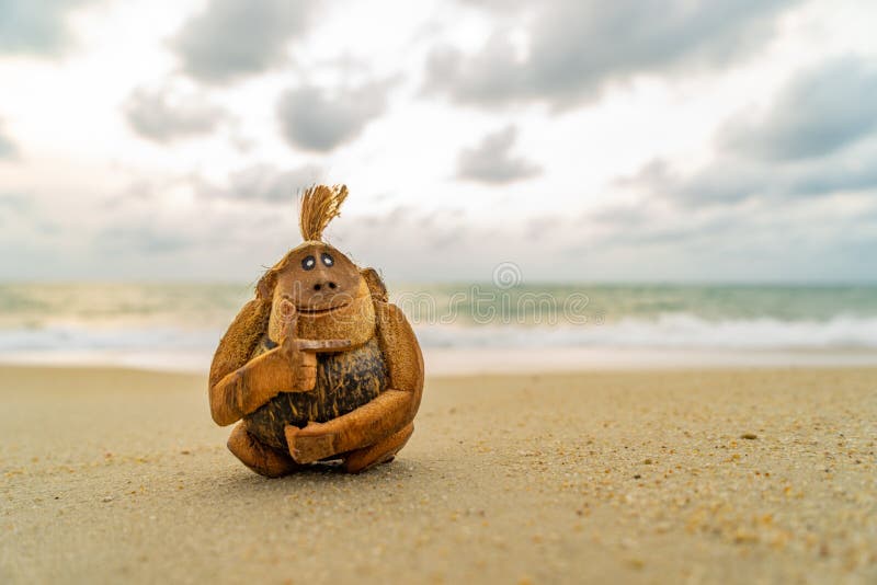 Escultura De Coco De Mono En La Playa Foto de archivo - Imagen de ...