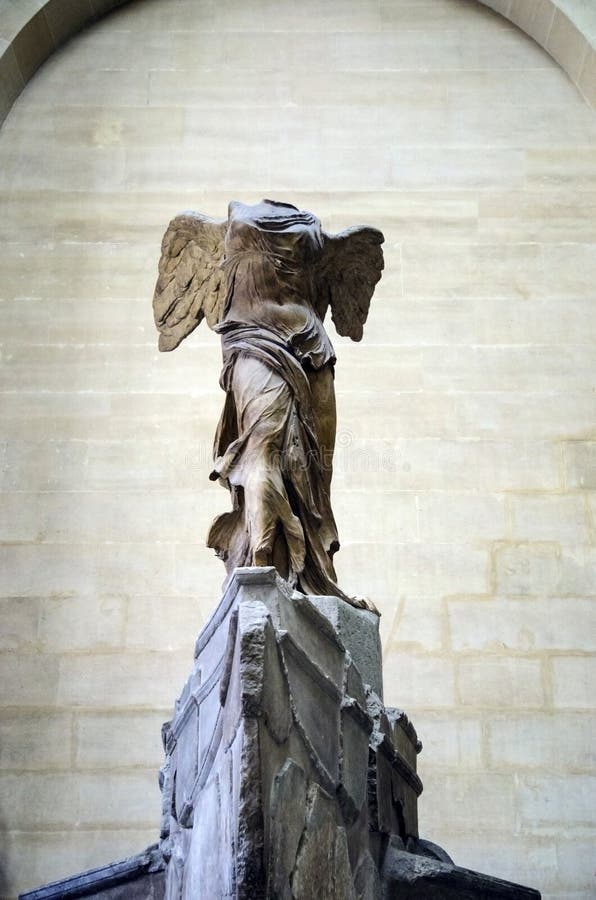 Mujer Con Angel Statue - Museo Del Louvre - París Foto de archivo ...
