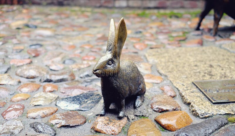 Escultura de un conejo foto de archivo. Imagen de liebres - 90241462