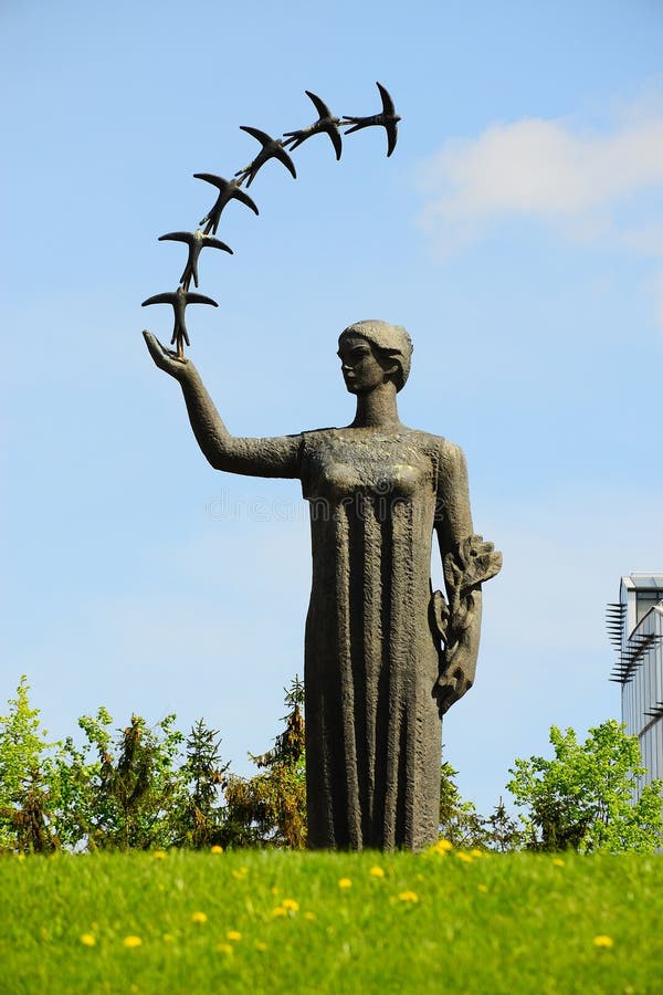 A Escultura Engole Primeiramente Kregzdes De Pirmosios Imagem de Stock ...