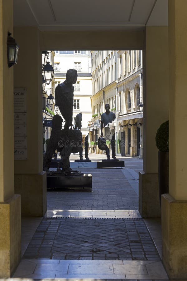 Escultura Incomum No Centro De Paris Imagem Editorial - Imagem de ...