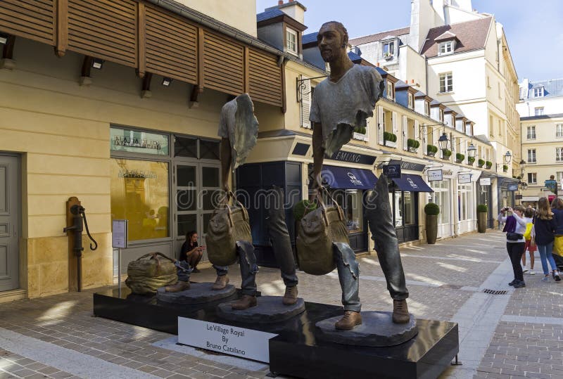 Escultura Incomum No Centro De Paris Foto de Stock Editorial - Imagem ...