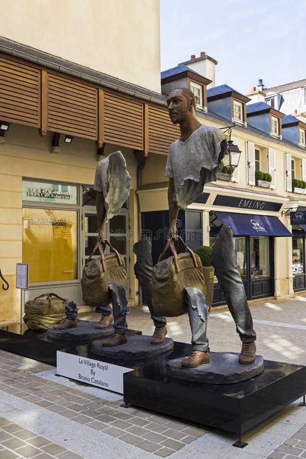 Escultura Incomum No Centro De Paris Foto de Stock Editorial - Imagem ...