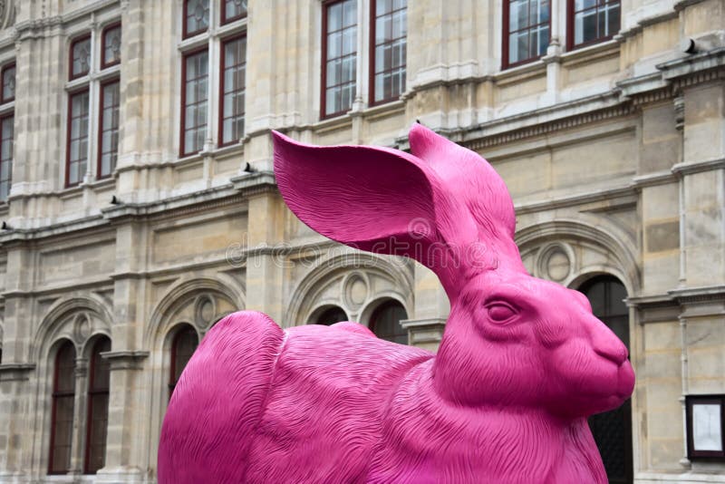 Escultura de conejo imagen editorial. Imagen de gris - 201883090