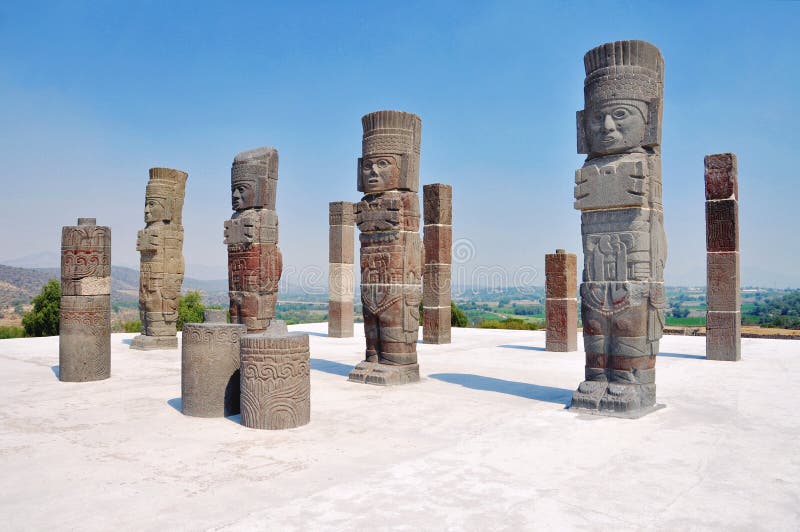 Estatuas Del Guerrero De Toltec Que Rematan En La Pirámide De ...