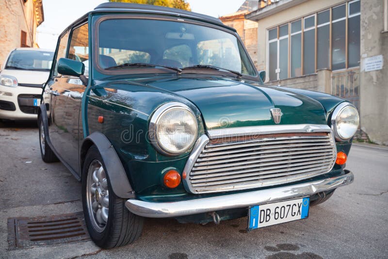 Escuro - Austin Mini Cooper Mk Verde III Fotografia Editorial - Imagem ...