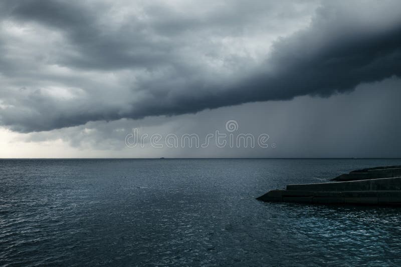 Escuro - Tempestade Azul Do Mar, Nuvens Enormes E Quebra-mares Foto de ...