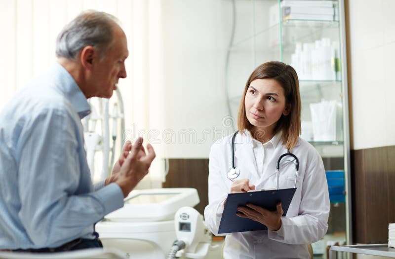 Escuta o paciente imagem de stock. Imagem de pensionista - 79042539