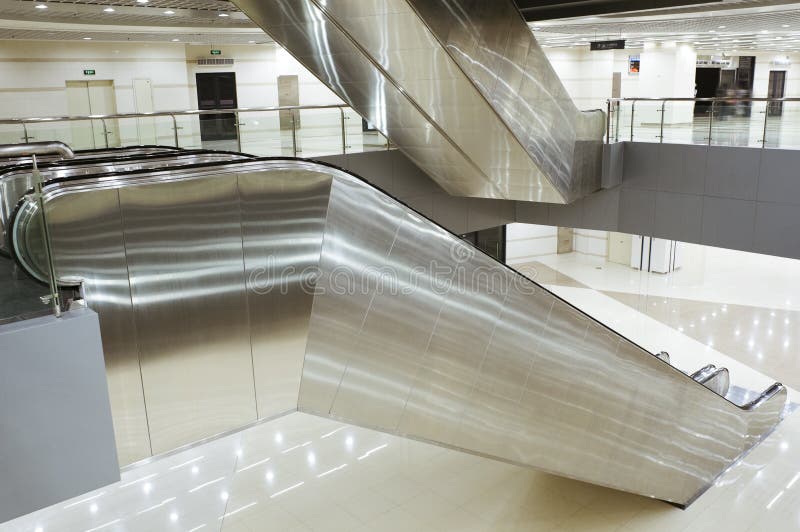 Eskalator obraz stock. Obraz złożonej z transport, salowy - 15410511