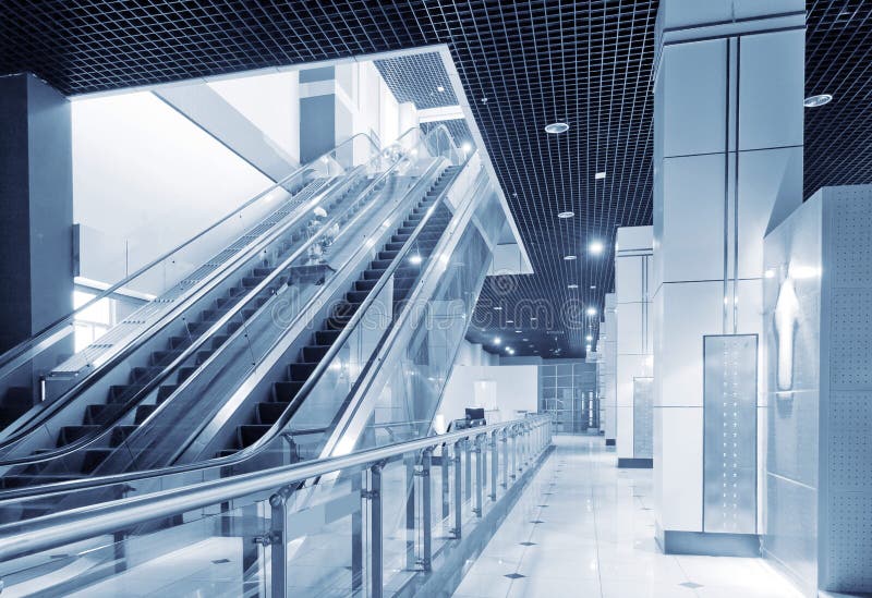 Eskalator obraz stock. Obraz złożonej z korytarze, officemates - 17047369