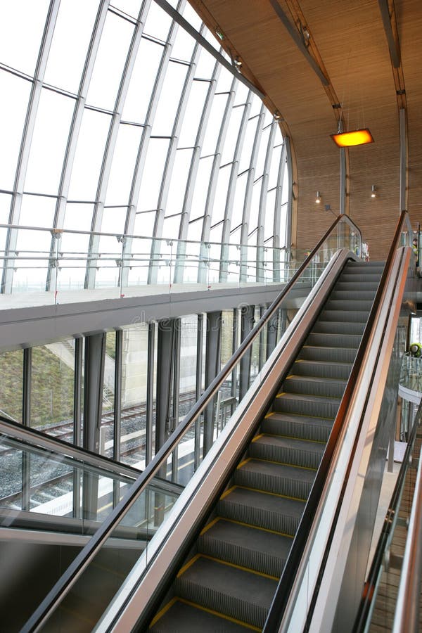 Eskalator zdjęcie stock. Obraz złożonej z puszek, eskalator - 23216762