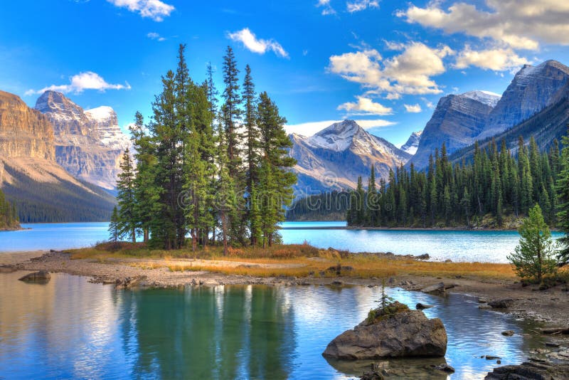 Lago Maligne Em Jasper National Park Em Alberta Canada Foto de Stock ...