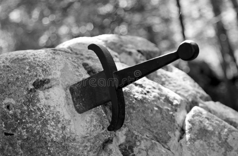 Espada grande en la piedra foto de archivo. Imagen de arturo - 151800954