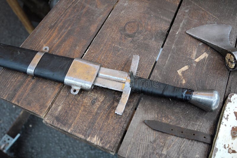 Espada Medieval Do Metal Na Bainha Imagem de Stock - Imagem de pousada ...