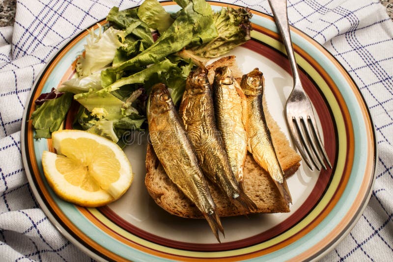 Espadines Ahumados Marrones De Oro Encendido Con Pan En Una Placa ...