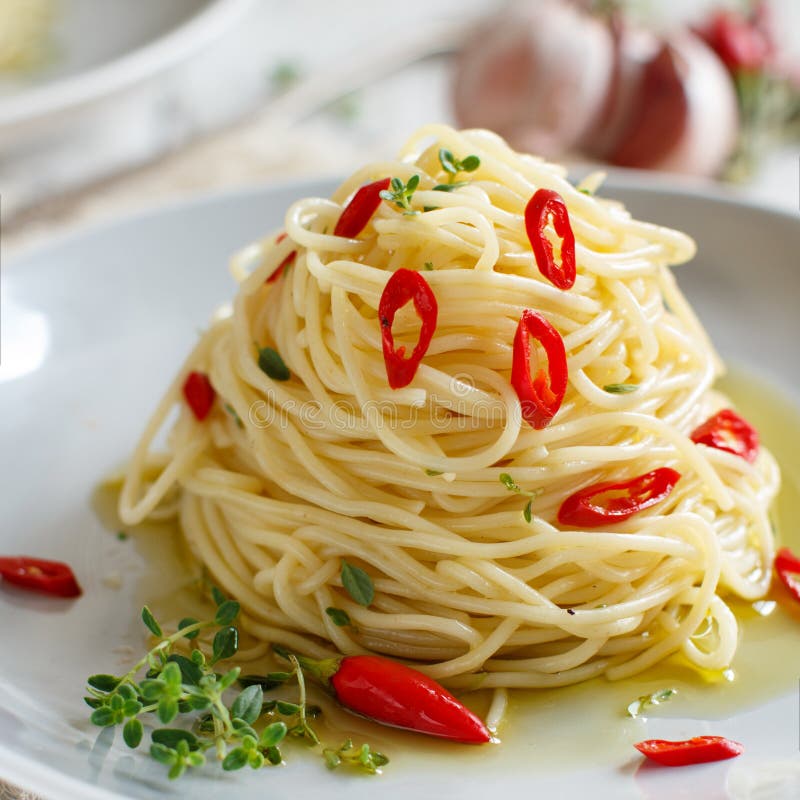 Espaguetes Com Alho, Azeite E Pimenta Vermelha Quente Imagem de Stock ... Espaguetes Com Alho, Azeite E Pimenta Vermelha Quente Imagem de Stock ...