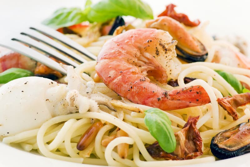 Espagueti con los mariscos imagen de archivo. Imagen de cena - 16760141