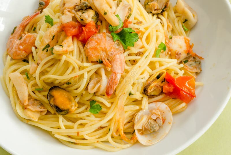 Espaguetis con marisco foto de archivo. Imagen de cocina - 35126918