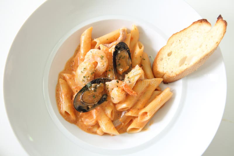 Espaguetis Penne Con Los Mariscos Foto de archivo - Imagen de italia ...