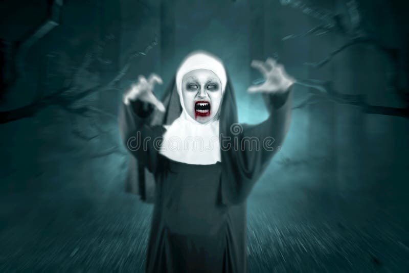 Espantosa Monja Del Demonio Foto De Archivo Imagen De Asustadizo