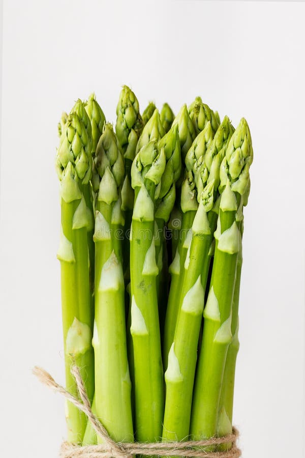 Espargos verdes frescos foto de stock. Imagem de espargos - 115611900