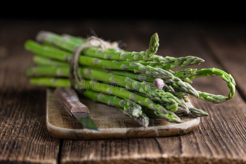 Espargos verdes frescos imagem de stock. Imagem de naughty - 68868515