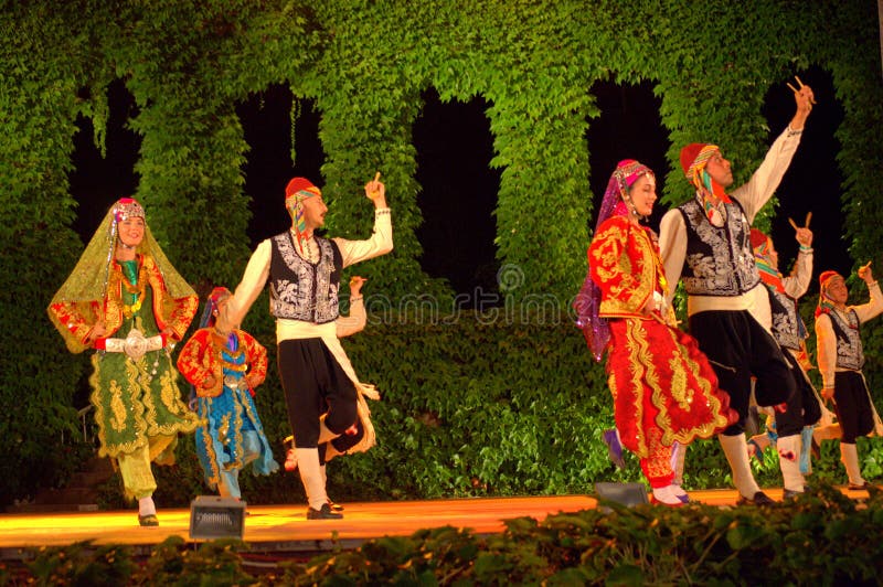 Bailarines Turcos Alegres En Trajes Populares En Etapa Imagen editorial ...