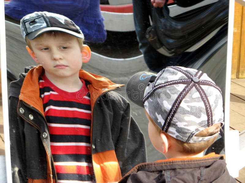 Espejo falso foto de archivo. Imagen de juego, mirada - 4903976