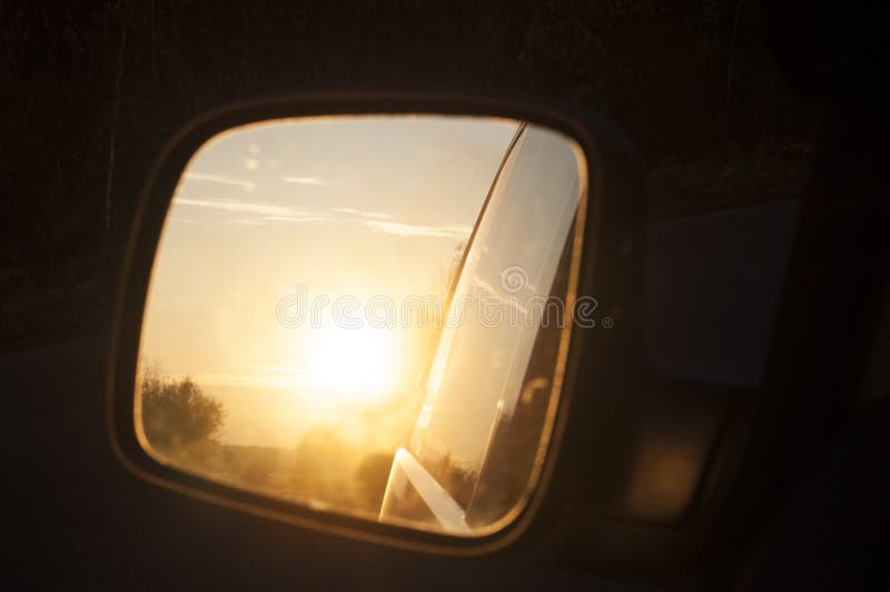 Espejo Retrovisor. Vigas De Sol Reflejo De La Puesta De Sol. Oscuridad ...