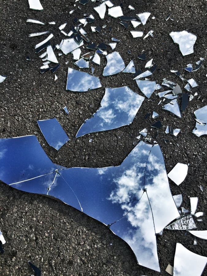 6,112 Espejo Roto Fotos - Libres de Derechos y Gratuitas de Dreamstime