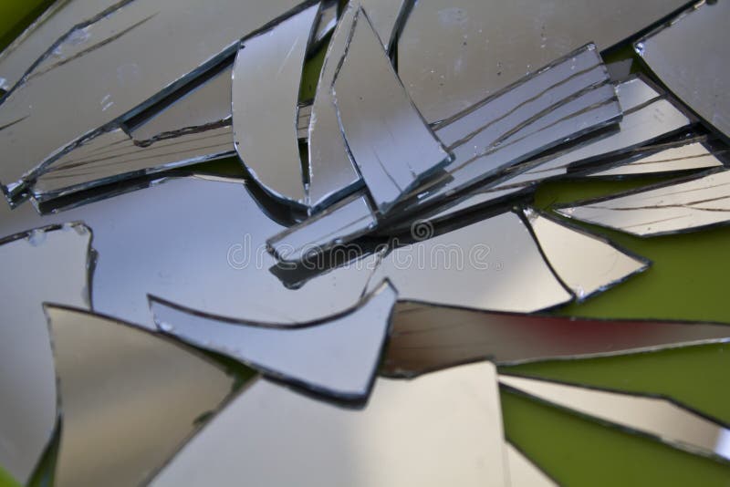 Espelho quebrado foto de stock. Imagem de rachadura - 101670990