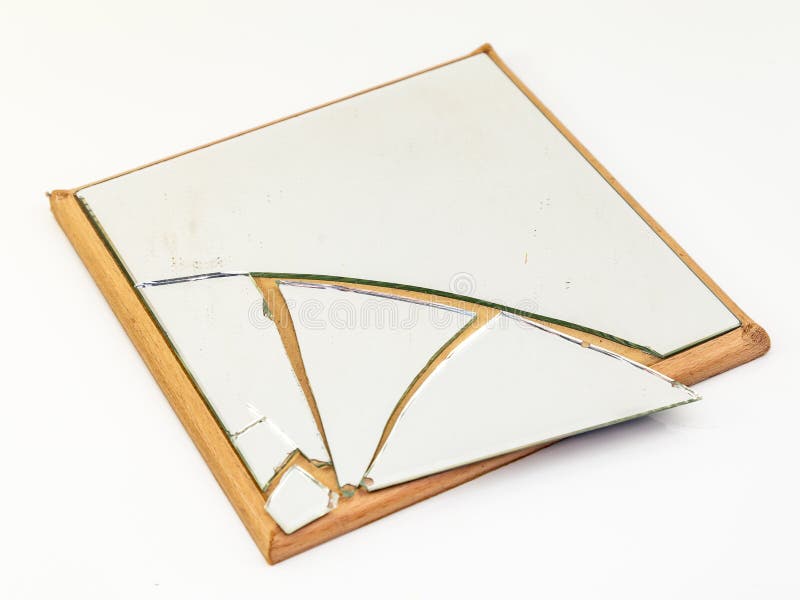 Espelho Quebrado Com Quadro Em Fundo Branco Imagem de Stock - Imagem de ...