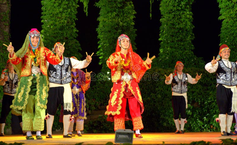 Espetáculo Turco Da Dança Popular Imagem de Stock Editorial - Imagem de ...