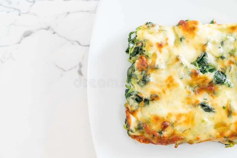 Espinaca Cocida Al Horno Con Queso Imagen de archivo - Imagen de ...