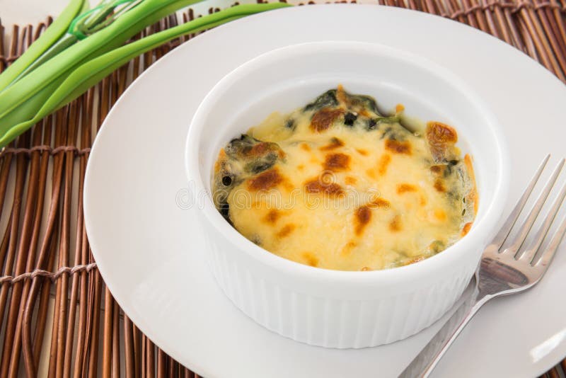 Espinaca Cocida Al Horno Con Queso Imagen de archivo - Imagen de pastas ...