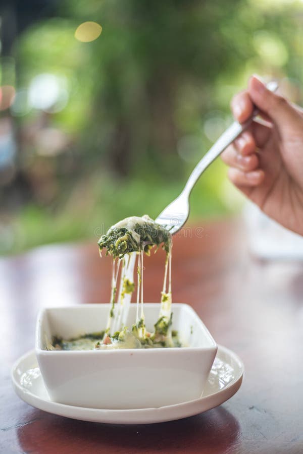 Espinaca Cocida Con Queso En La Tabla Foto de archivo - Imagen de leche ...
