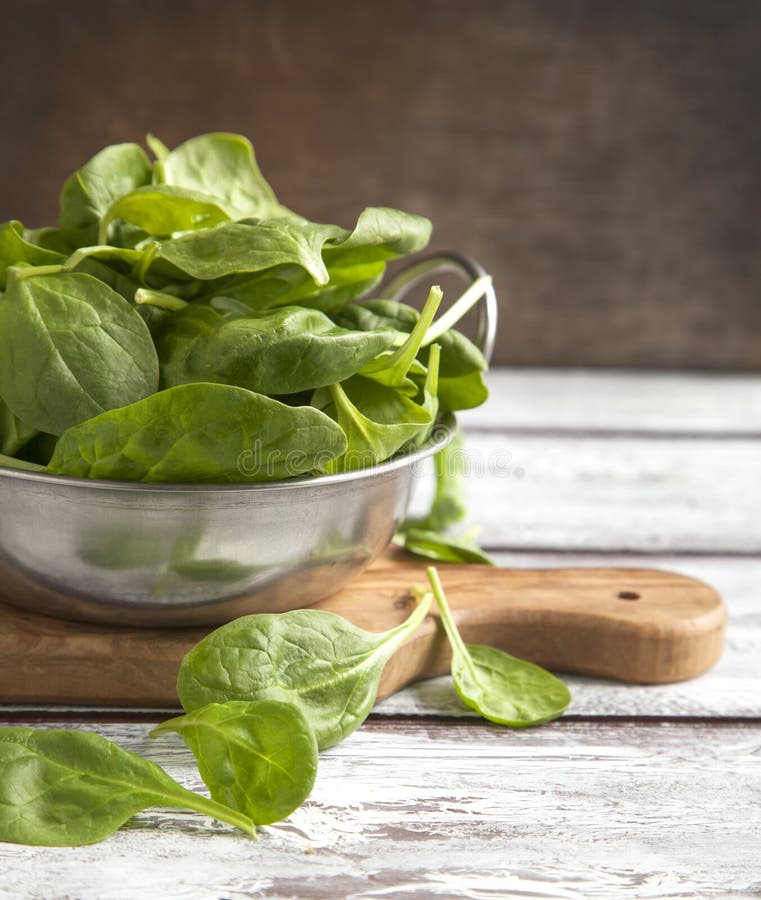 Espinaca Deliciosa La Espinaca Orgánica Fresca Deja En Cesta Una Tabla ...