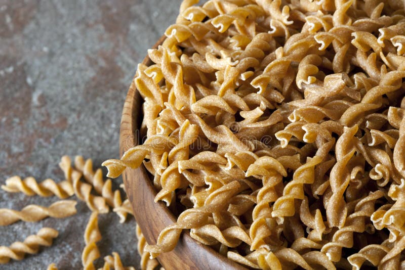 Espirales De Fusilli Tipo Pasta Sobre Fondo Naranja Imagen de archivo ...