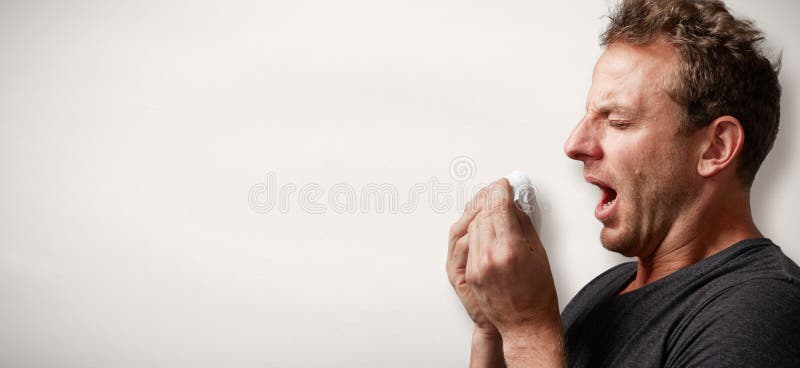 Espirrando O Homem Com Frio Foto de Stock - Imagem de rinite, papel ...
