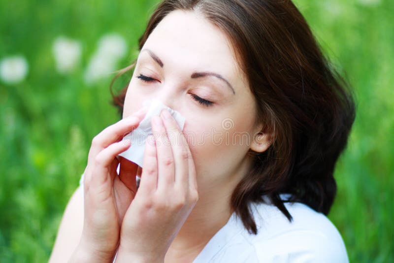 Espirrar da mulher foto de stock. Imagem de povos, lifestyles - 31033670