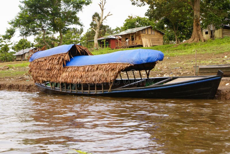 Esporte De Barco Amazonas No Rio, Peru Foto de Stock - Imagem de nave ...