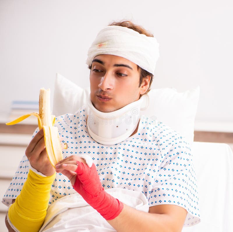 Esposa Amorosa Cuidando Do Marido Ferido Foto de Stock - Imagem de ...