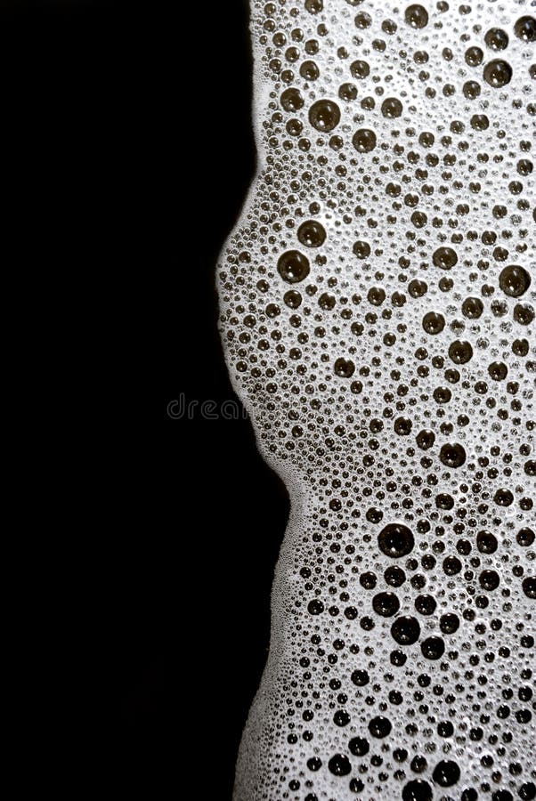 Espuma en obscuridad foto de archivo. Imagen de blanco - 11294686