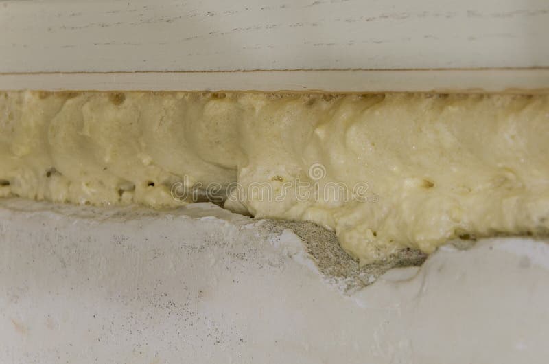 Espuma Entre El Muro De Cemento Y El Marco De Madera Foto de archivo ...