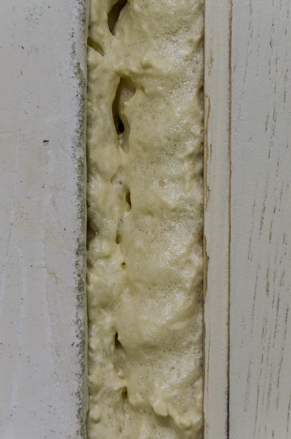 Espuma Entre El Muro De Cemento Y El Marco De Madera Imagen de archivo ...