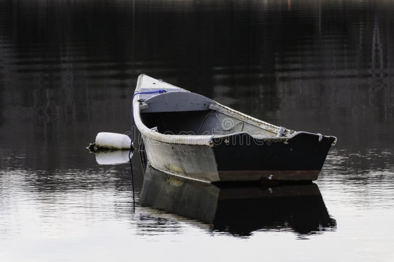 Esquife viejo amarrado imagen de archivo. Imagen de rowboat - 82480293